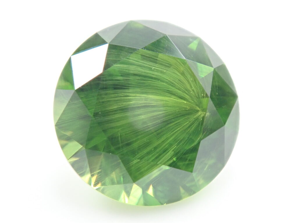 デマントイドガーネット。いつか手に入れたいその宝石の魅力とは | カラッツ Gem Magazine